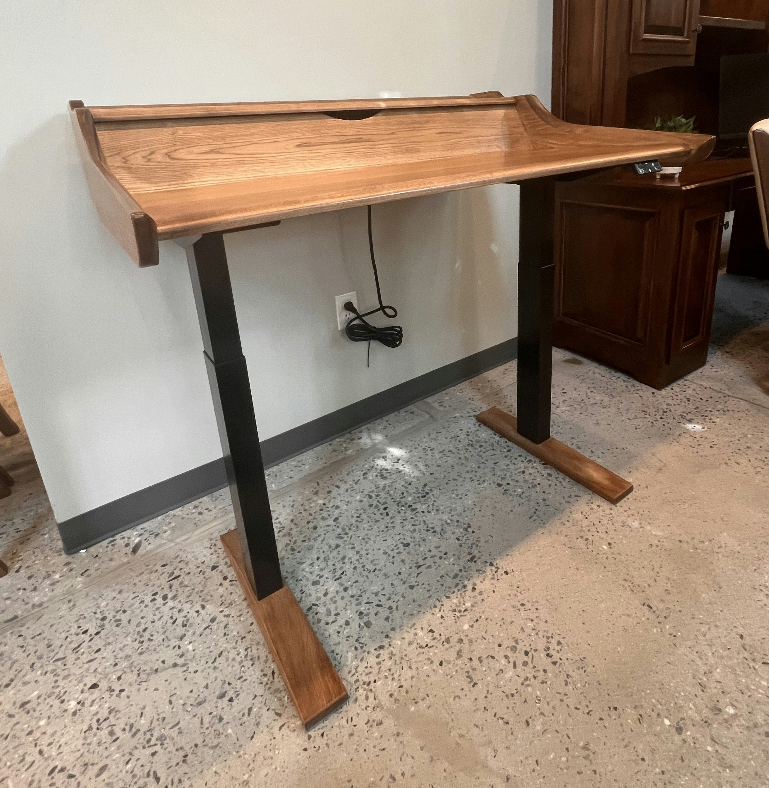 Audrey Amish Standing Desk – Adjustable Electric Desk | DutchCrafters